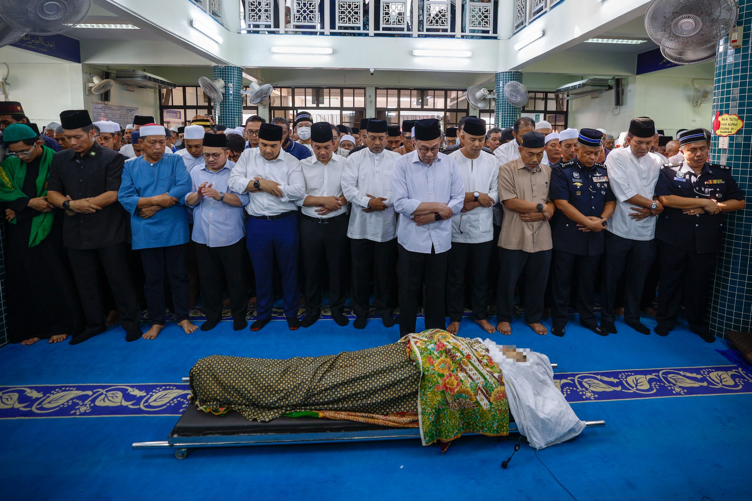 PM imamkan solat jenazah Salahuddin Ayub | Scoop