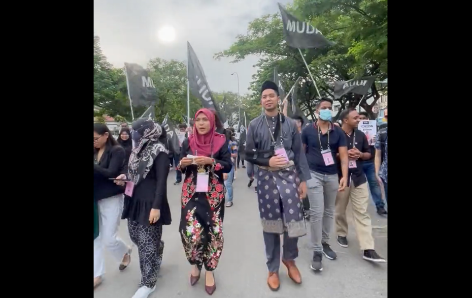 Datang pusat penamaan dengan tangan berbalut, Azad 'curi' tumpuan | Scoop