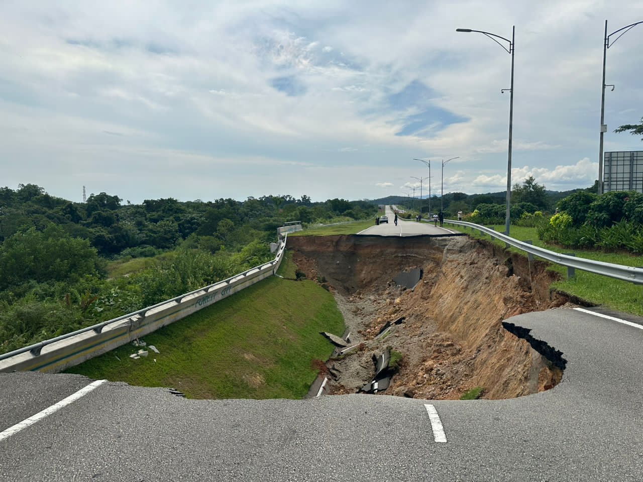 Sinkhole causes bridge collapse at Jalan Forest City-Lebuh Tg Pelepas ...