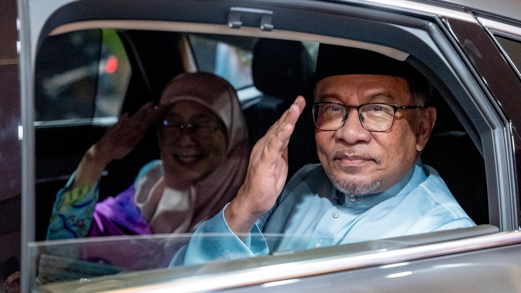 Anwar discharged from HKL after dental surgery | Scoop