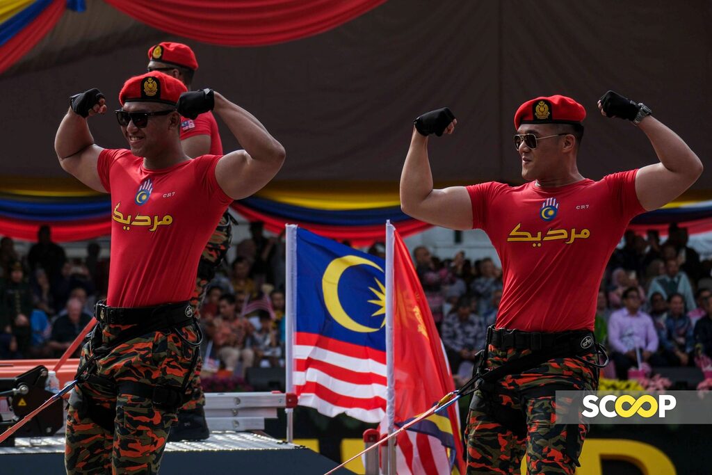 Abang 'sado' bomba curi tumpuan, berarak sambil tayang otot | Scoop