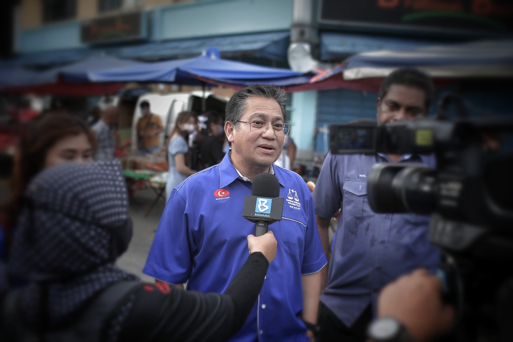 Azmin lebih berkebolehan, patut ganti Muhyiddin sebagai pengerusi PN ...