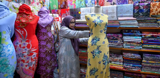 Penjawat awam wajib pakai batik Malaysia setiap Khamis | Scoop