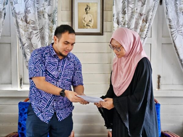 PM beri sumbangan peribadi kepada waris dua mangsa nahas Elmina | Scoop