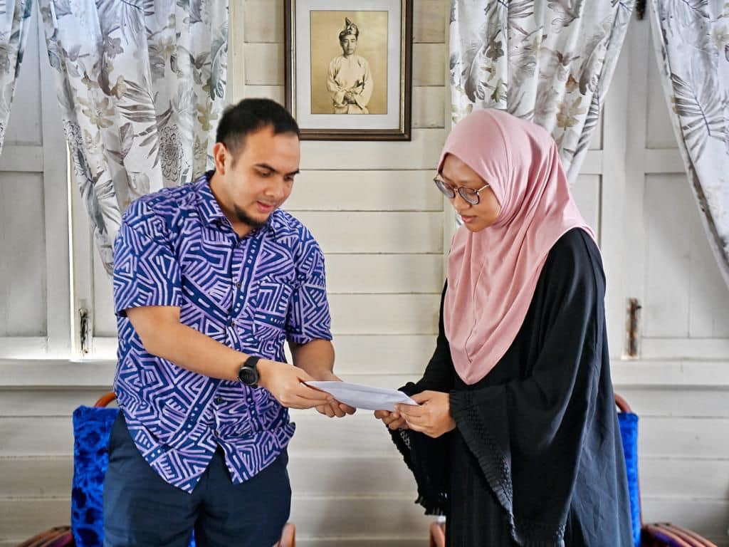 PM beri sumbangan peribadi kepada waris dua mangsa nahas Elmina | Scoop