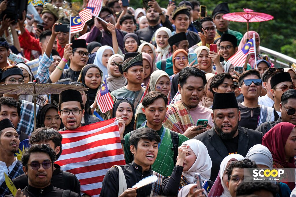 Dataran Merdeka a riot of colour as over 10,000 gather for Keretapi ...