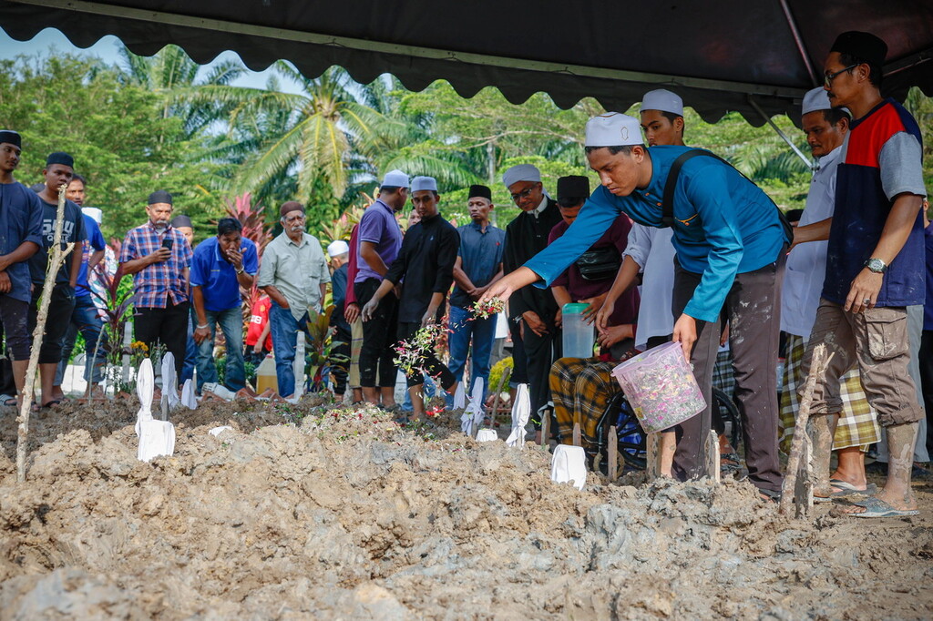 Segamat crash: PM extends personal contribution to eldest son of family ...