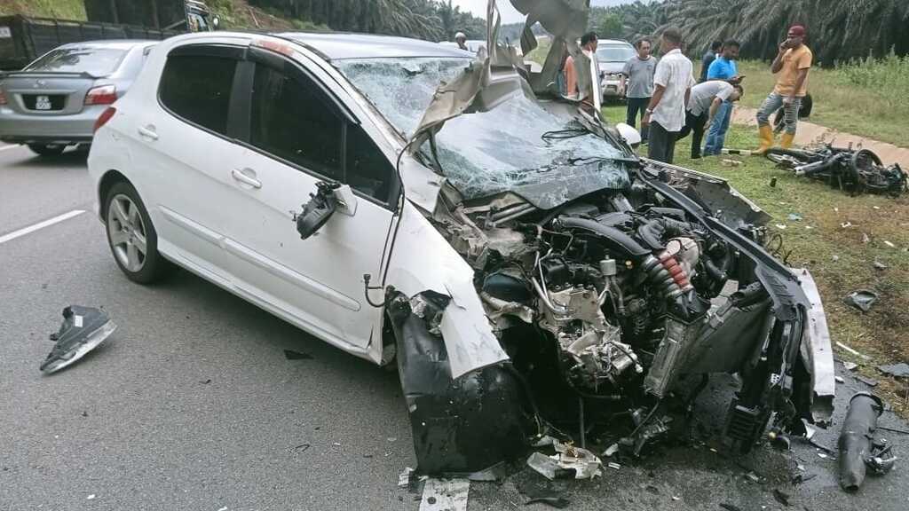 Three Felda workers convoying home die in Maran crash | Scoop