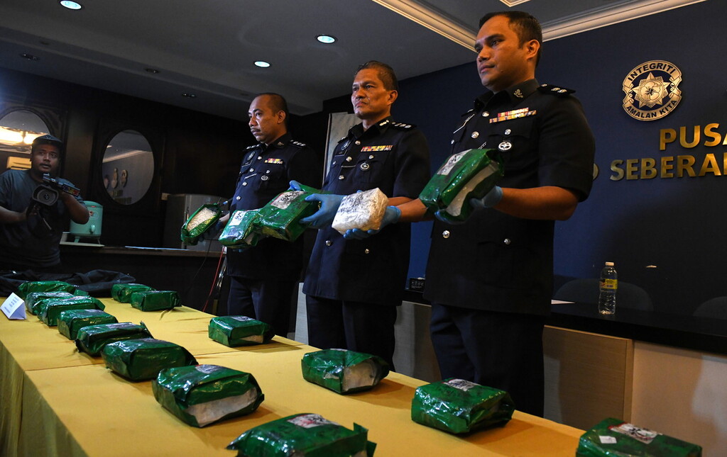 Police arrest two fishermen with RM660,000 worth of syabu | Scoop
