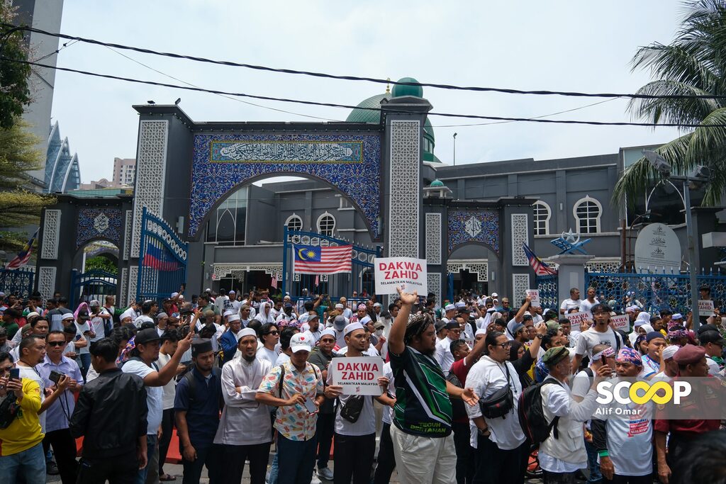 Save Malaysia rally organisers deny locking main gate of Kg Baru mosque ...
