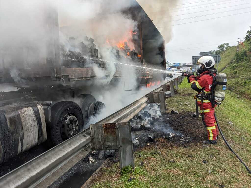 Lorry carrying formula milk up in flames on North-South Expressway | Scoop