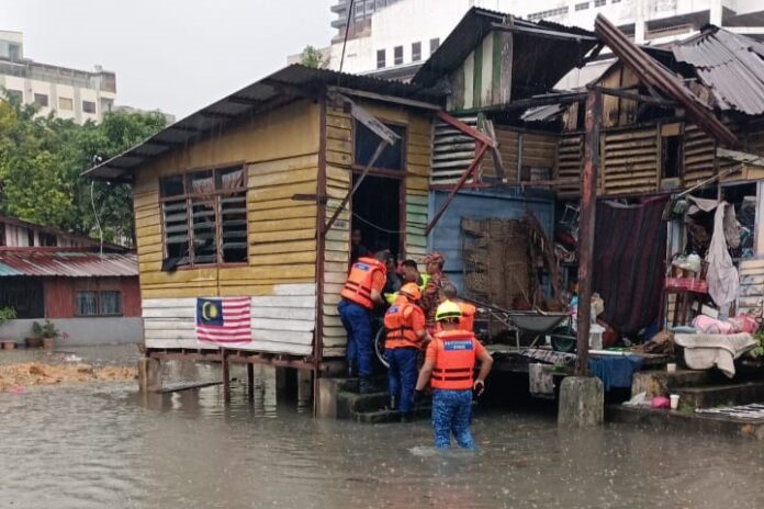 Klang Valley flash floods strike homes, prompt road closures | Scoop