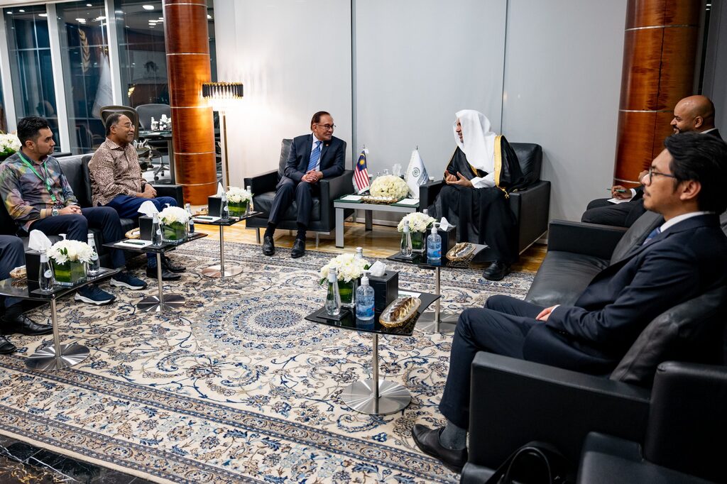Anwar, Muslim World League discuss possible consensus for Palestine ...