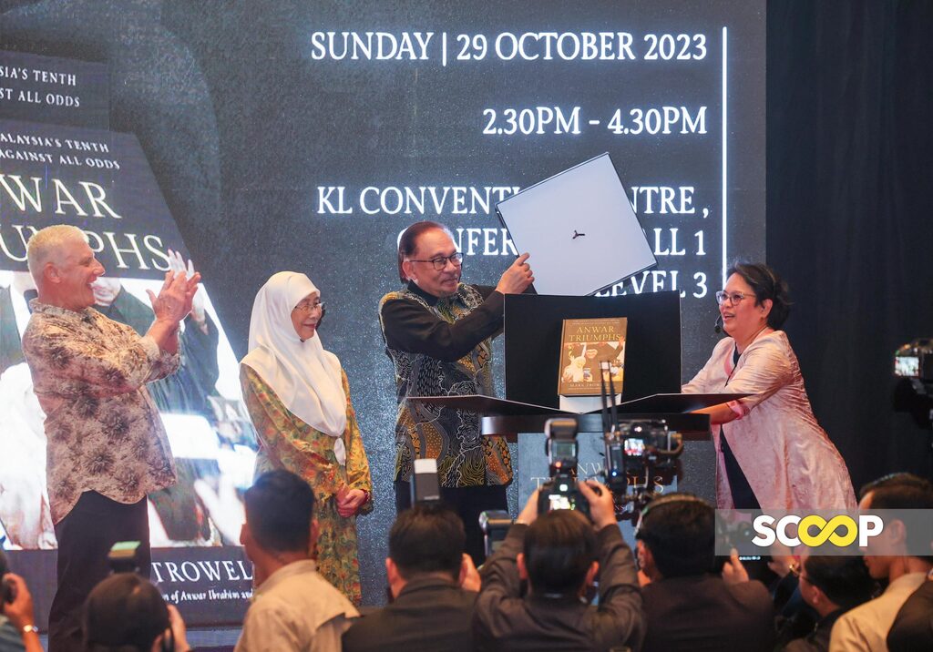 PM launches Anwar Triumphs, a recollection of his political journey | Scoop