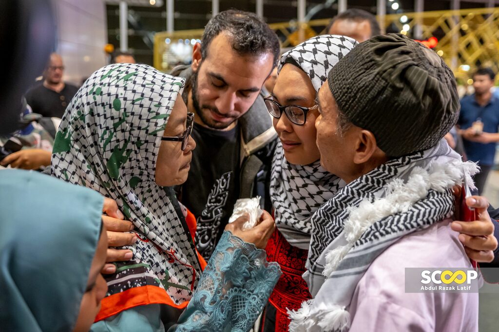 Nurul Ain dan suami warganegara Palestin, Mohamed selamat tiba di tanah ...