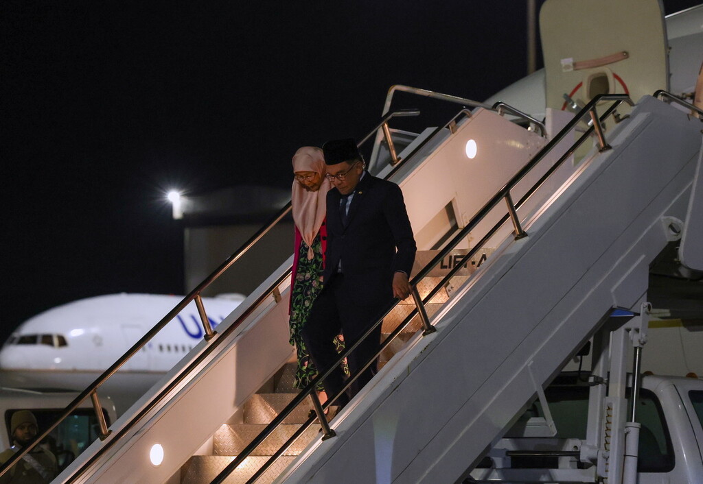 Anwar arrives in San Francisco for Apec meeting in maiden visit as PM ...