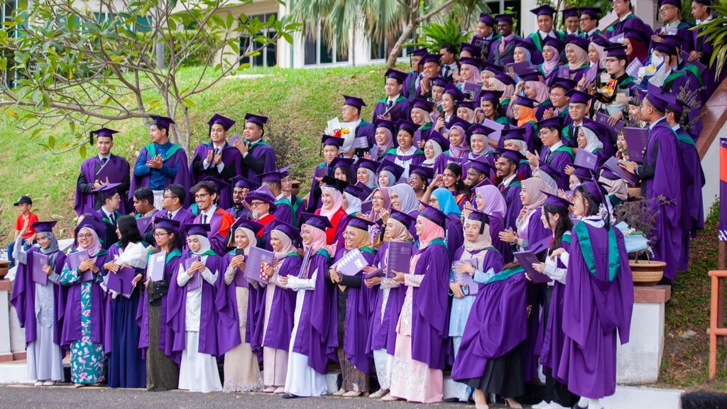 Jubah konvokesyen universiti awam mana paling ‘style’?: KPT | Scoop