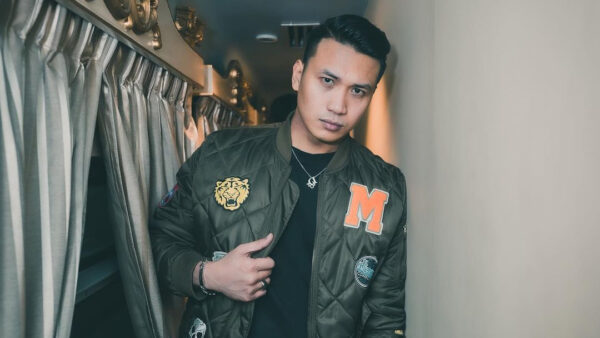 Noki K-Clique sedang mengenali seorang pelakon wanita, rancang ...