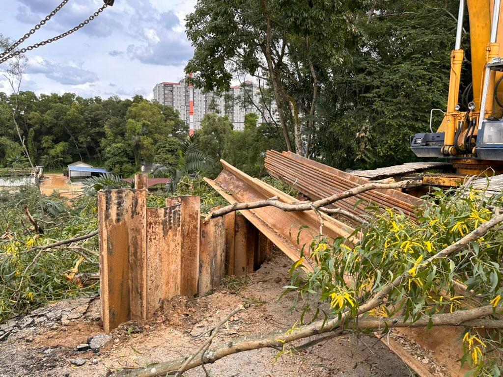 Pemasangan cerucuk besi di kawasan tanah runtuh Taman Wawasan disambung ...