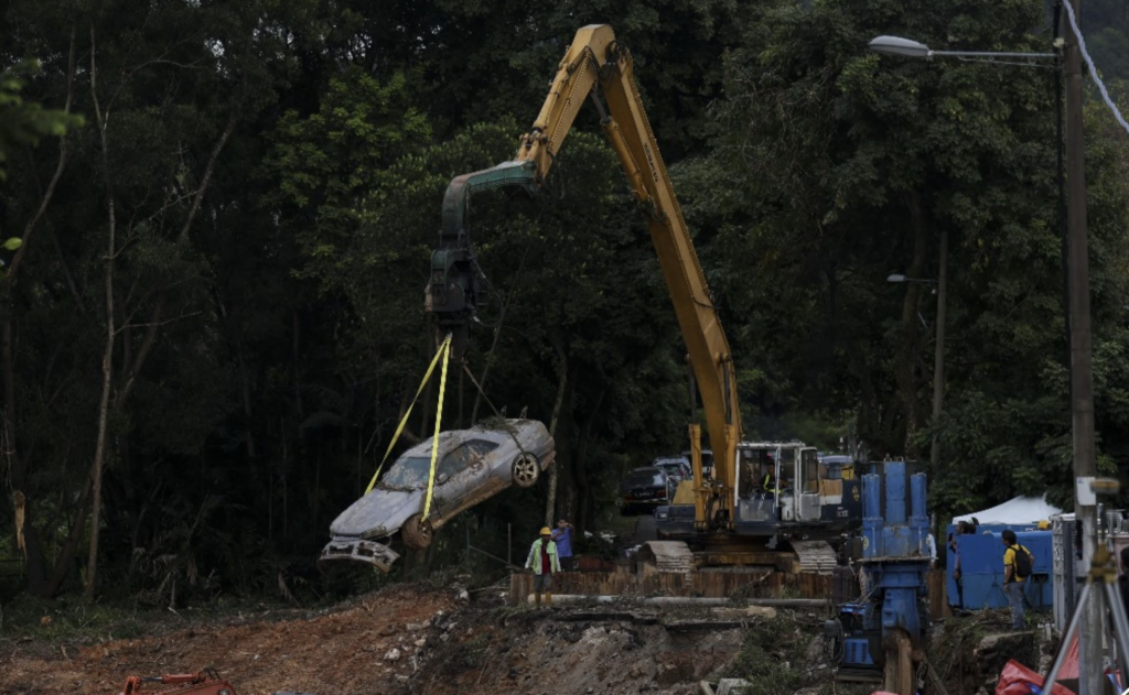 Another car removed from Puchong landslide, piling work to be completed ...