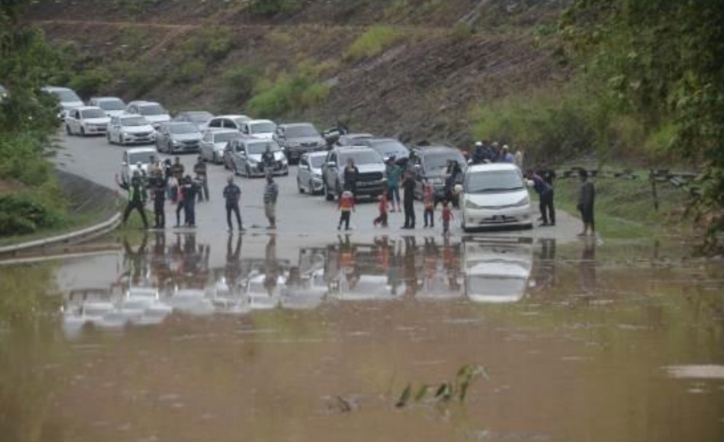 Lebih 100 kenderaan terkandas akibat limpahan air Sungai Brooke di Pos ...