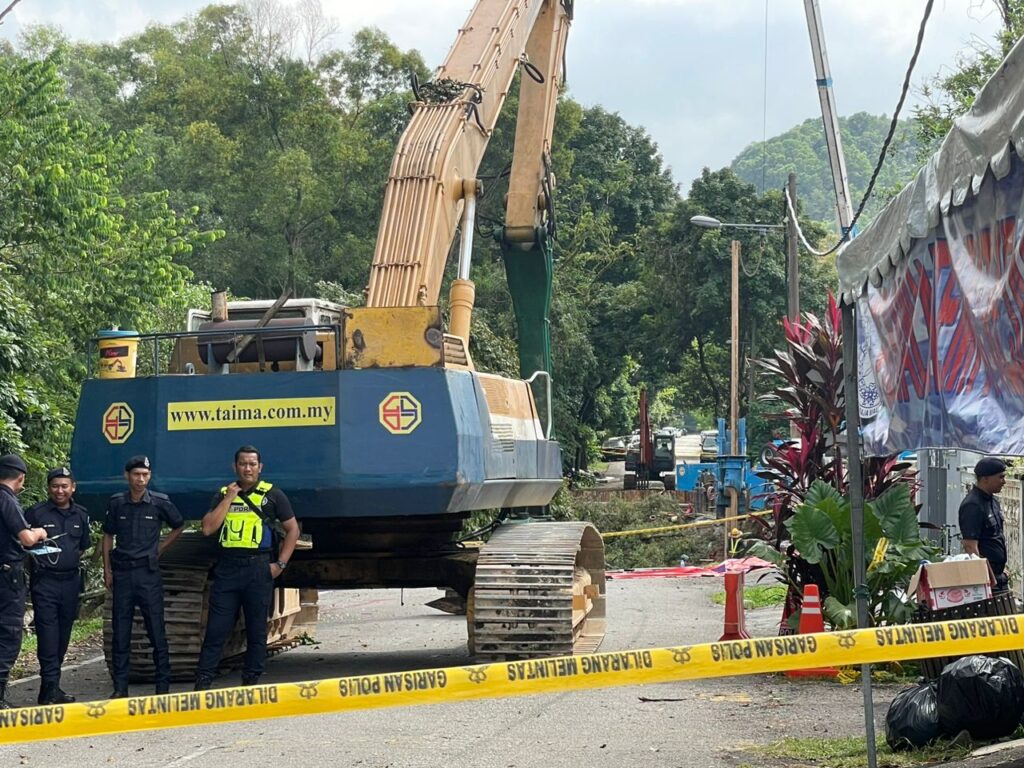 Pemasangan cerucuk besi di kawasan tanah runtuh Taman Wawasan disambung ...
