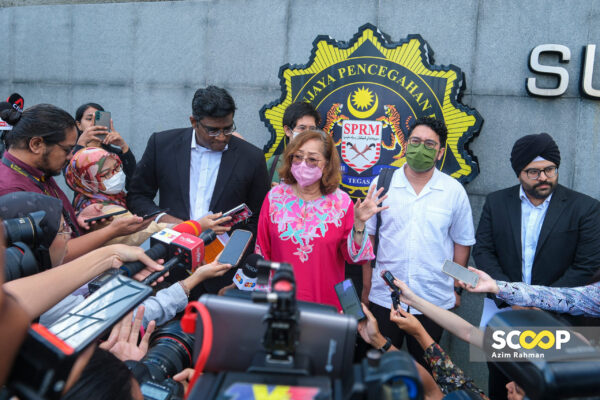 Daim’s wife, two sons arrive at MACC HQ for questioning | Scoop
