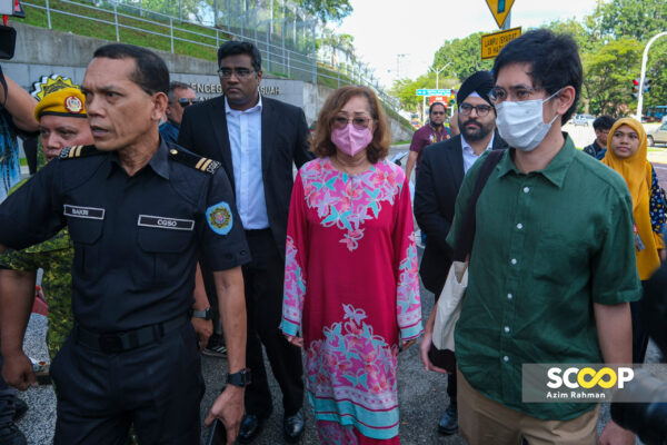 Isteri Daim dan dua anak tiba di SPRM untuk disoal siasat | Scoop