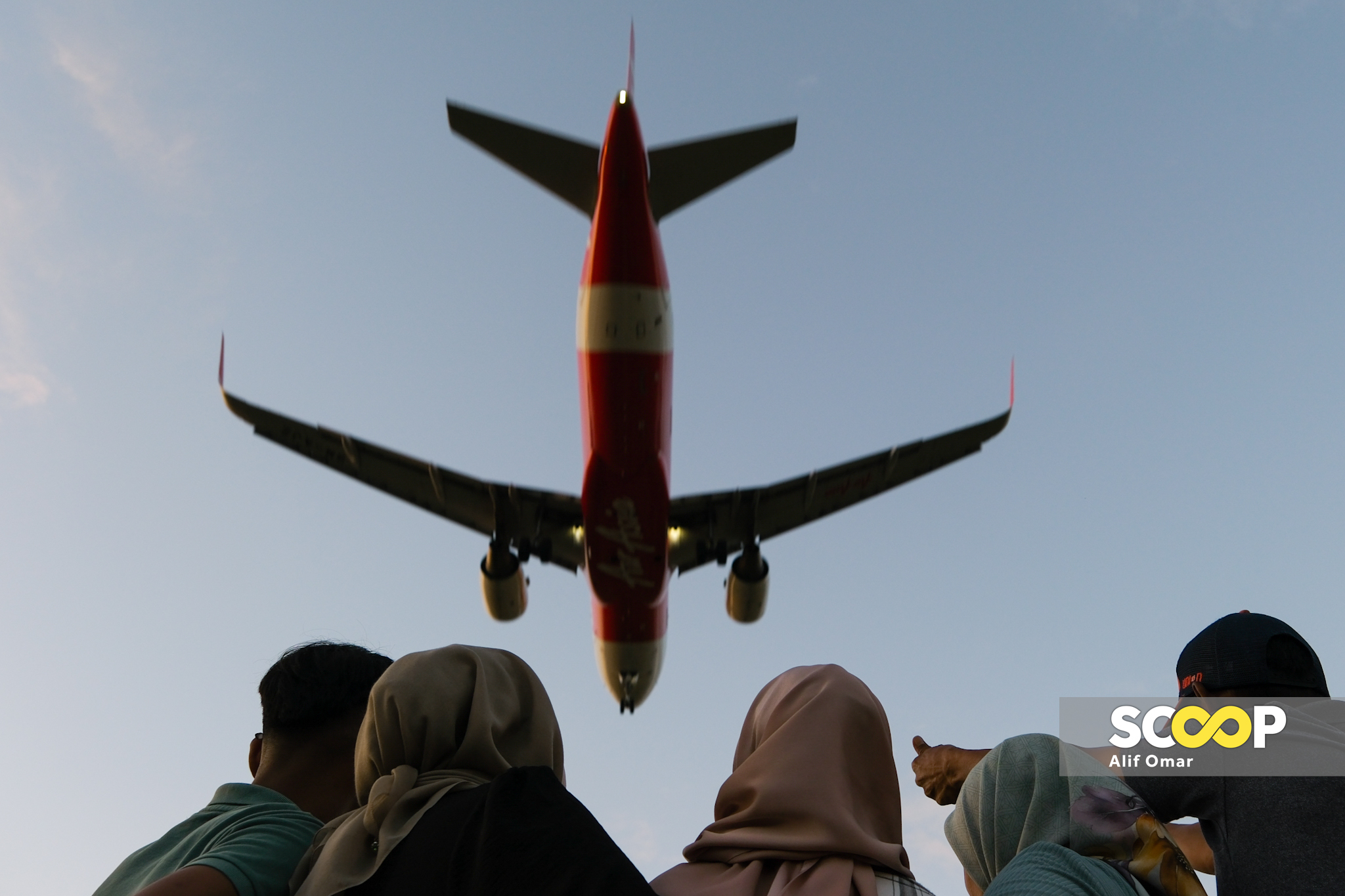 Photo of the day: Soaring overhead at sunset | Scoop