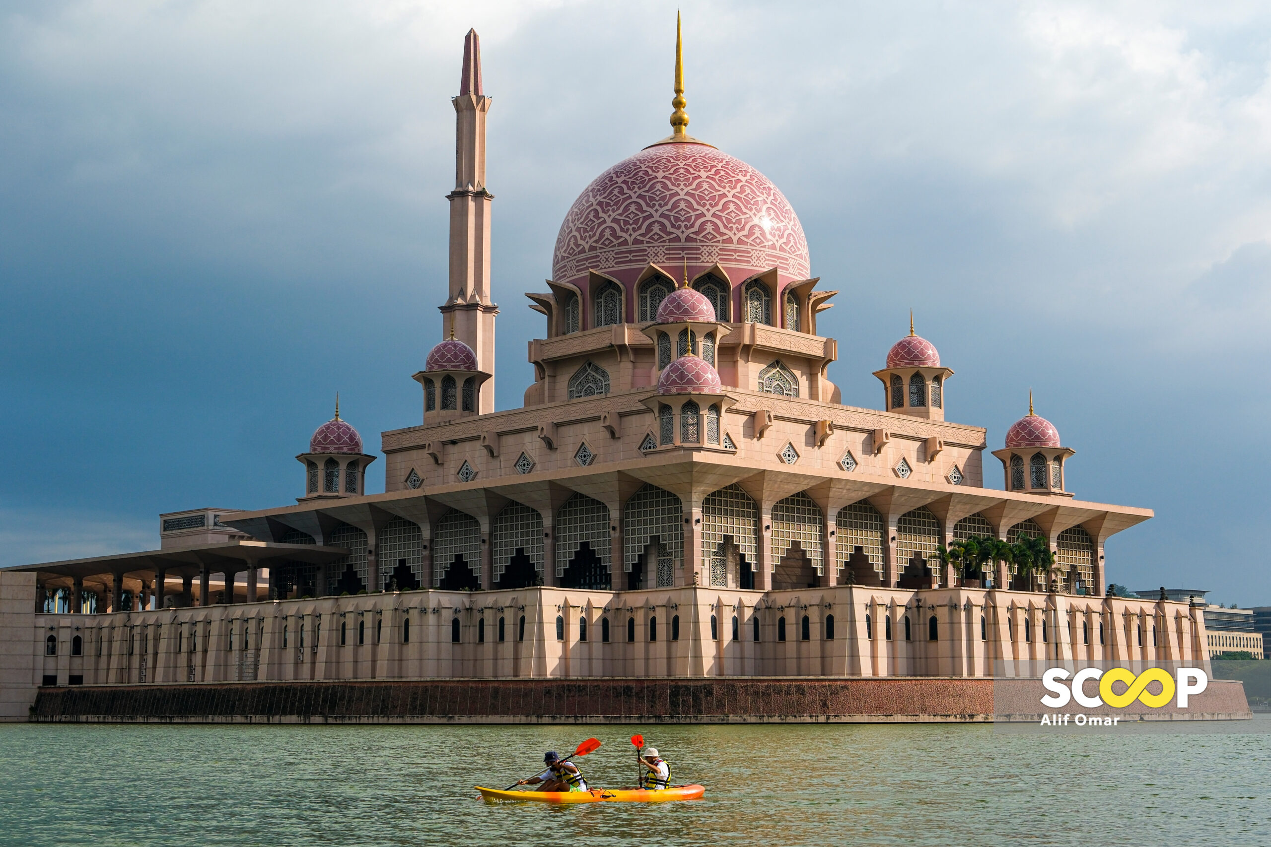 Photo of the day: In the shadow of the holy and the divine | Scoop