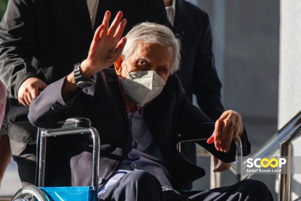 Wheelchair-bound Daim arrives at KL court | Scoop