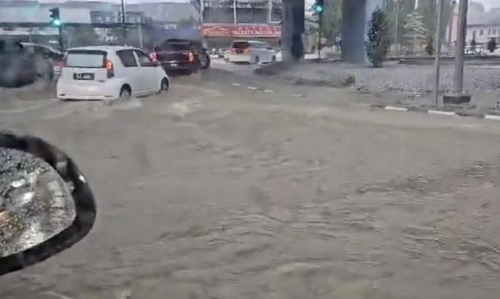 Klang Valley hit hard by flash floods, resulting in snarled traffic and ...