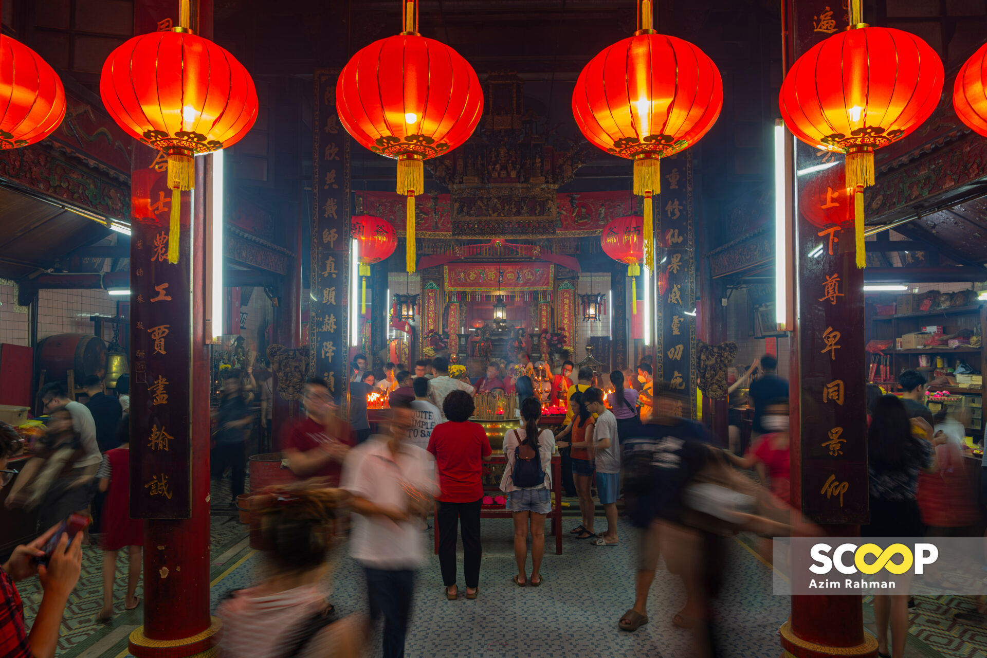 Hundreds pray for success and prosperity at Sin Sze Si Ya Temple on ...