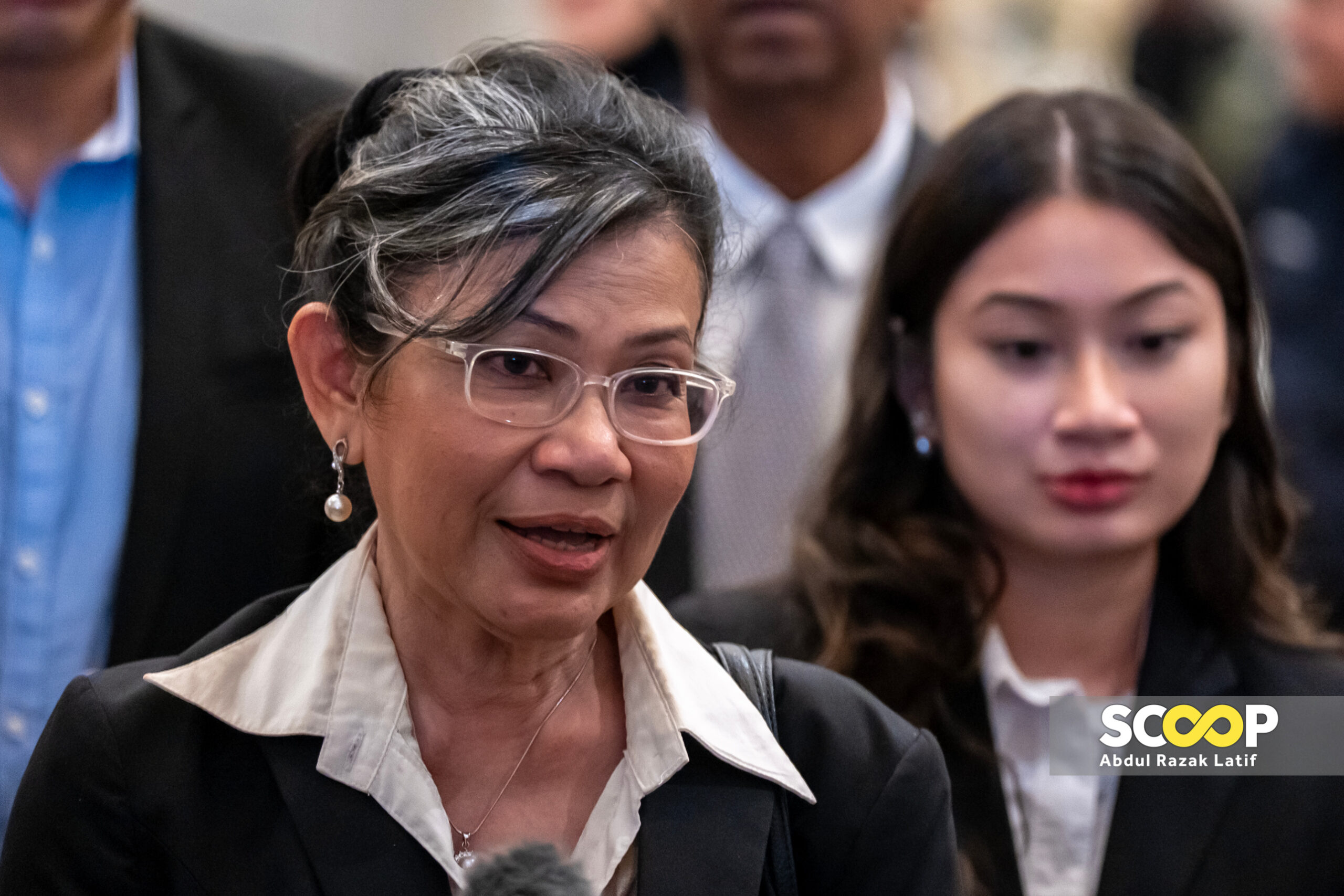 Nik Elin rubbishes report of her leading convert husband's prayers | Scoop