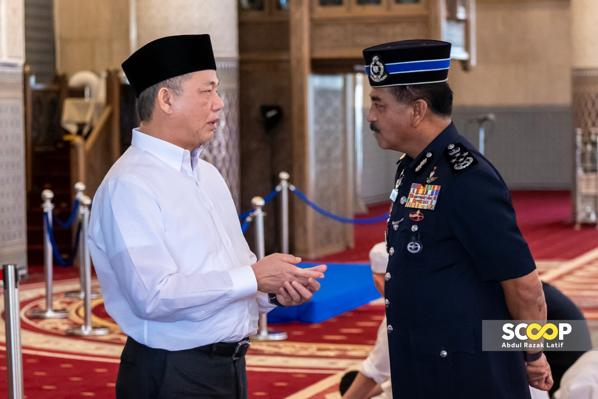 Final farewell: family, friends gather at National Mosque for Taib Mahmud | Scoop