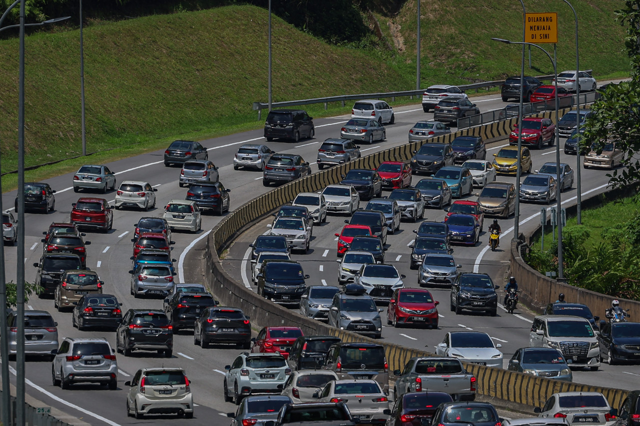 Traffic slow on major highways as people return home from CNY break | Scoop