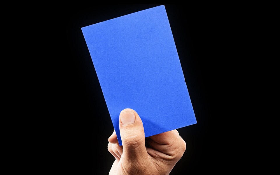 Former FIFA referee shows red to football’s new blue card rule | Scoop
