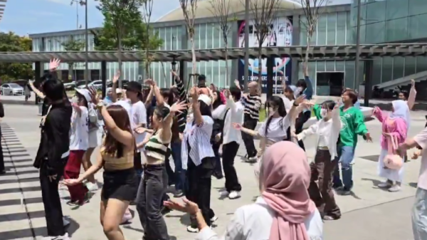 Dazzling K-pop flash mob: fans ready to shine with Ive at tonight’s KL ...