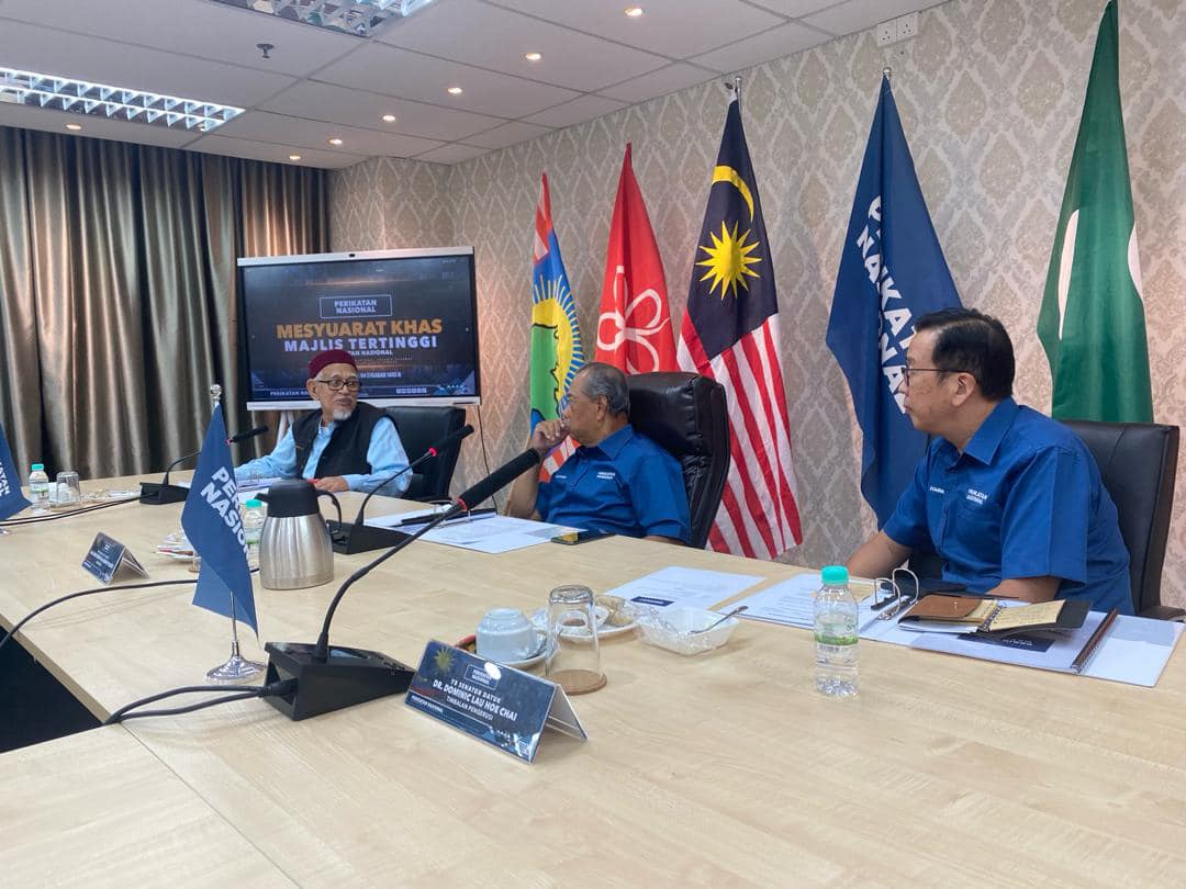 Hadi-Muhyiddin akhirnya bersemuka, hadir mesyuarat khas MPT PN | Scoop