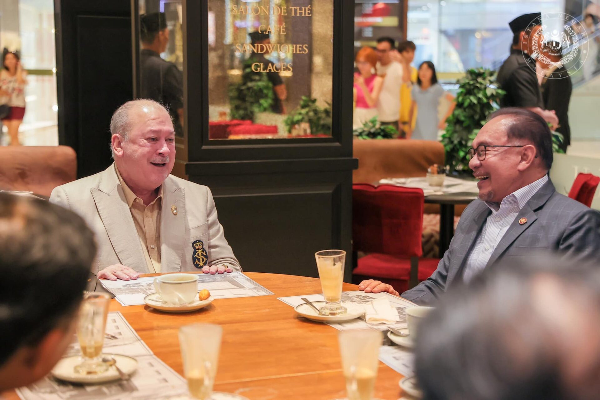 Anwar, Sultan Ibrahim enjoy afternoon tea, lion dance performance at ...