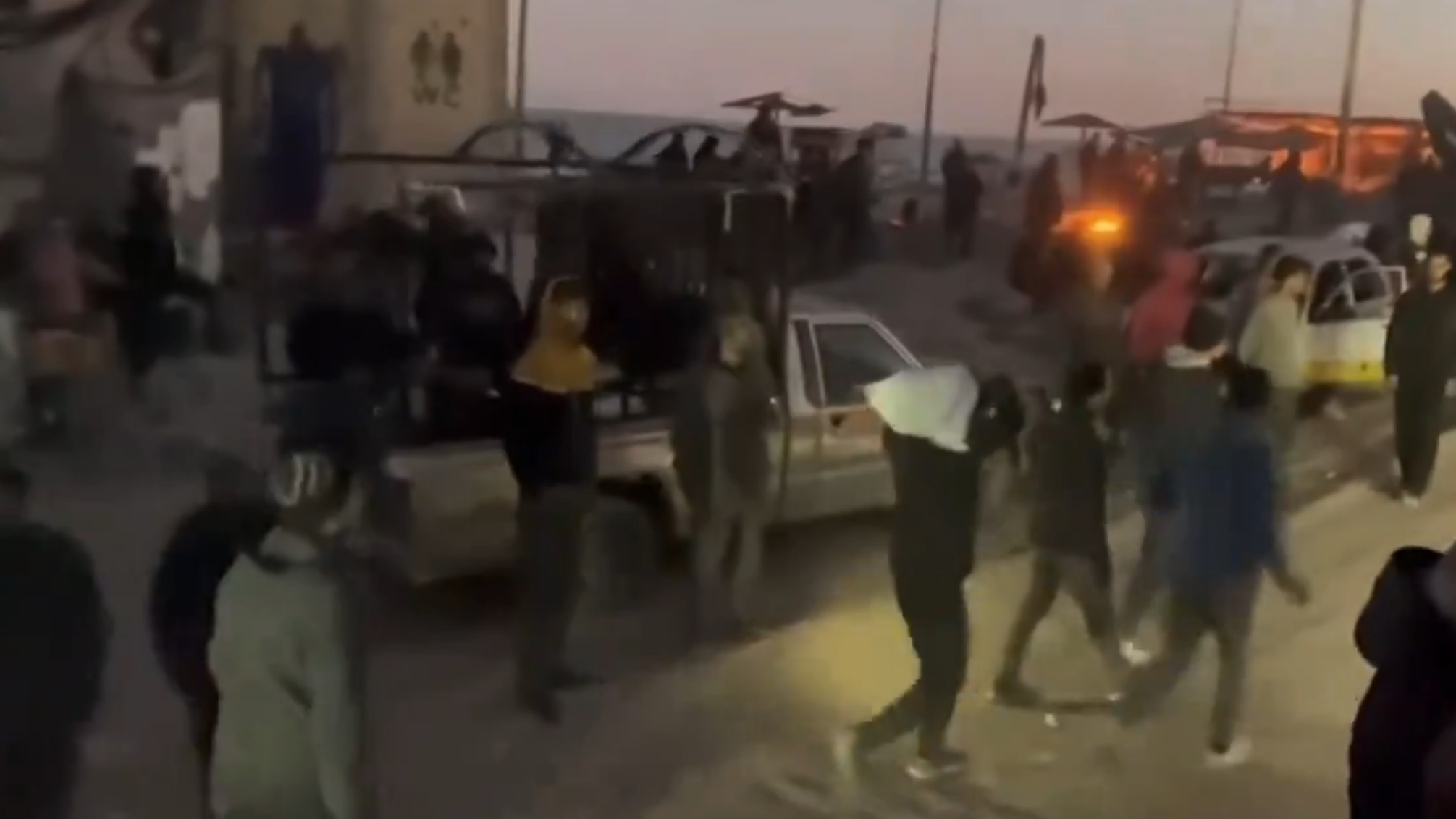 Israeli forces fire on Gazans waiting for food aid, more than 100 ...