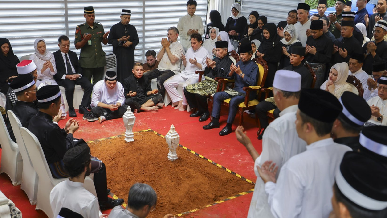 Jenazah Abdul Taib selamat dikebumi dengan istiadat pengebumian negeri | Scoop