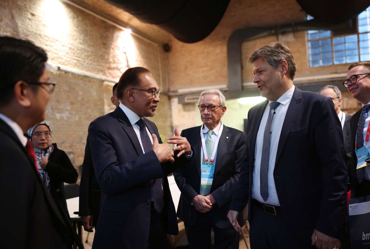 Be fair on palm oil exports to Europe, Anwar tells Germany | Scoop