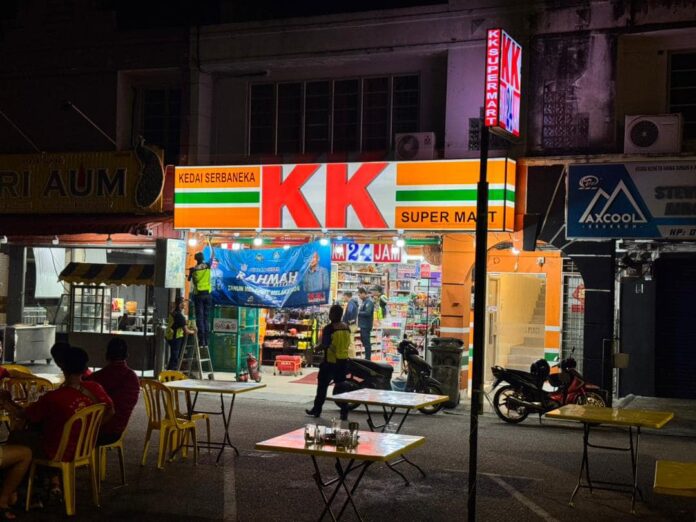 Put up apology banner, not one on sales featuring Melaka CM, Akmal tells KK Mart | Scoop