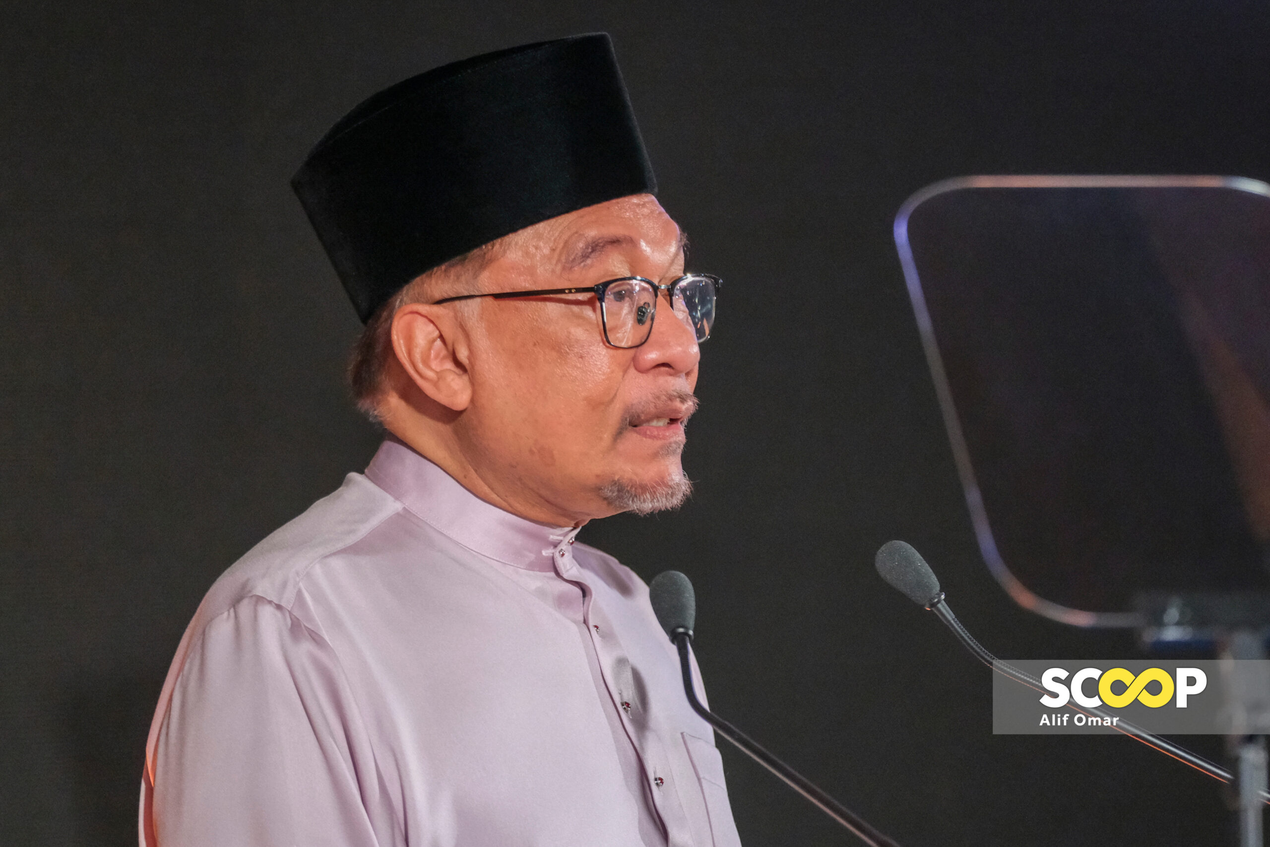 Why ask me? Muhyiddin is the party-hopping expert: Anwar mocks call for ...