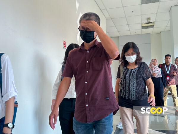 Tiga pengarah syarikat pembekal stoking kalimah Allah didakwa | Scoop