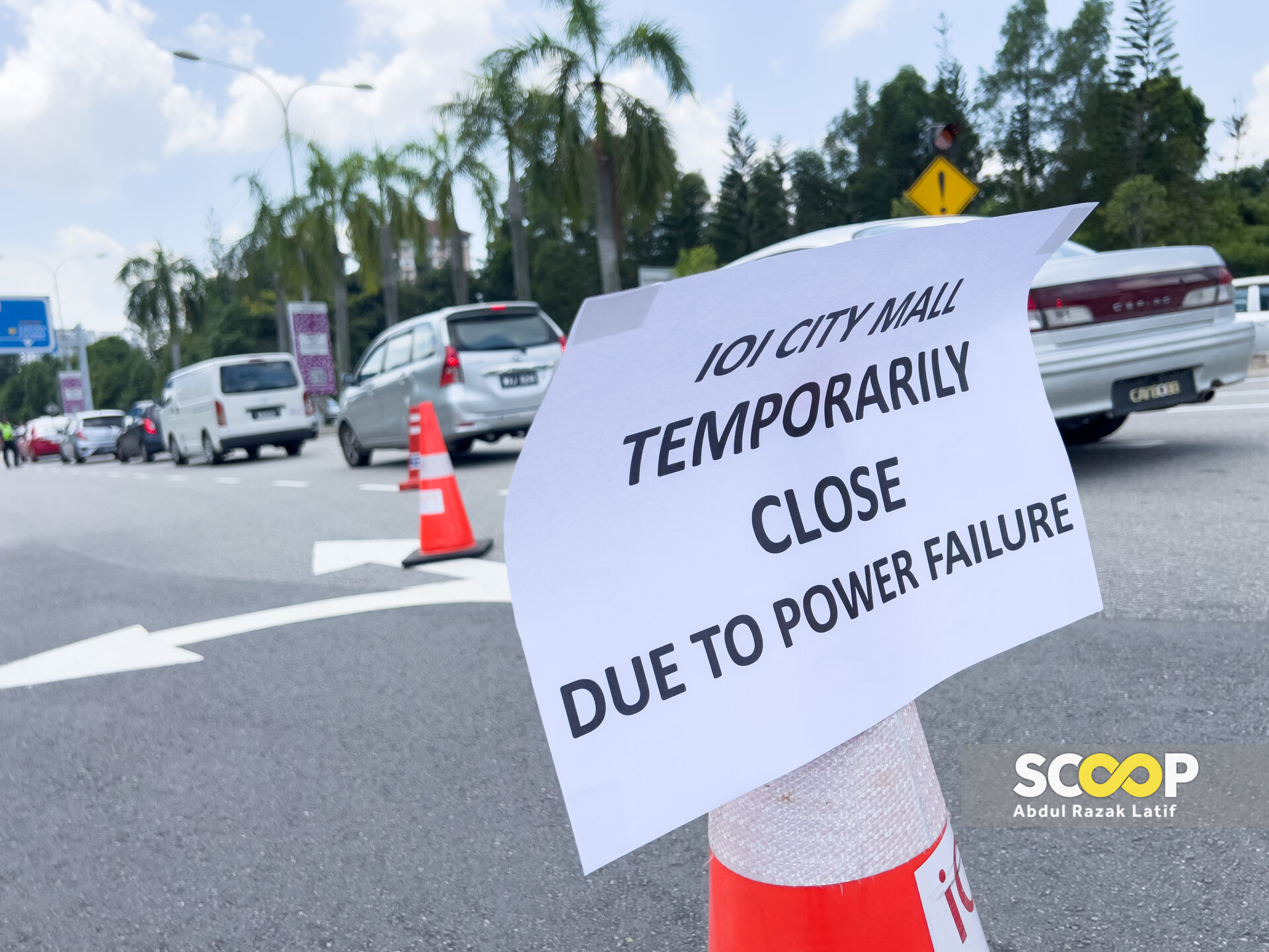 Power outage plunges Putrajaya's IOI City Mall into darkness | Scoop