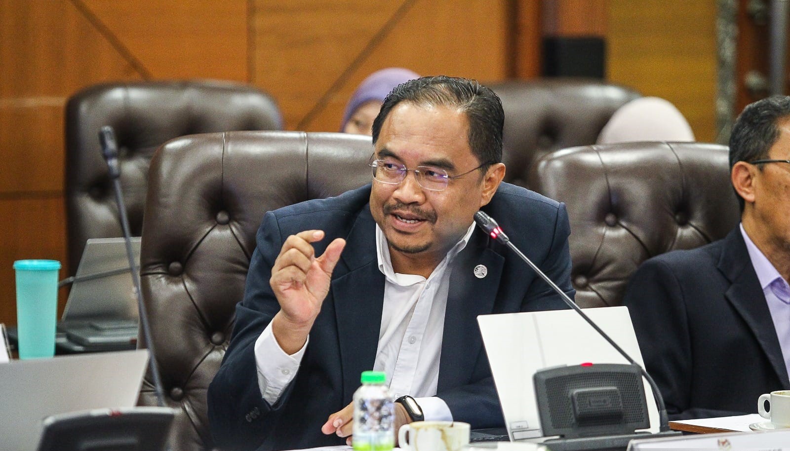 Lebuh raya bertingkat atau pengangkutan awam lebih baik? Ahli Parlimen ...