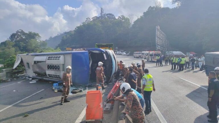 Two dead in Karak highway bus crash | Scoop