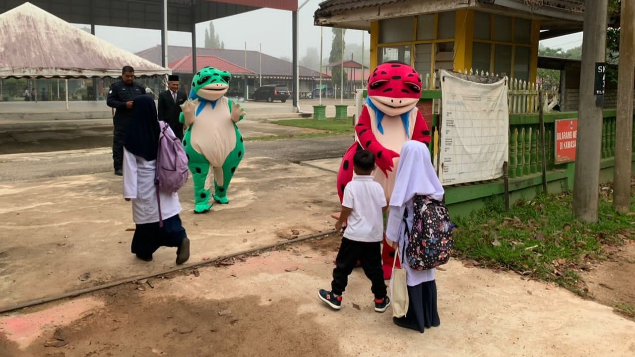 'Katak, transformer’ sambut pelajar pada hari pertama sesi persekolahan ...